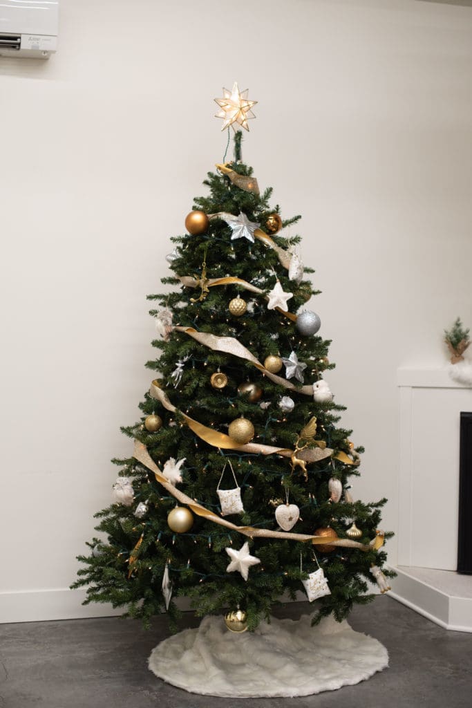 How to Decorate Your Tree in 10 Minutes or Less - Living in Yellow